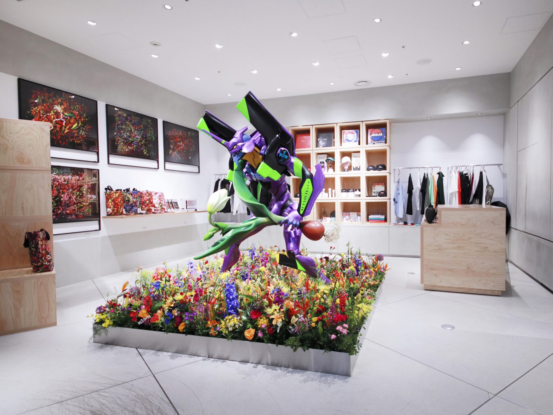 AMKKが『エヴァンゲリオン』をもとに花束を制作 花と“汎用人型決戦兵器”の融合が見せる、新たな世界 - TOKION