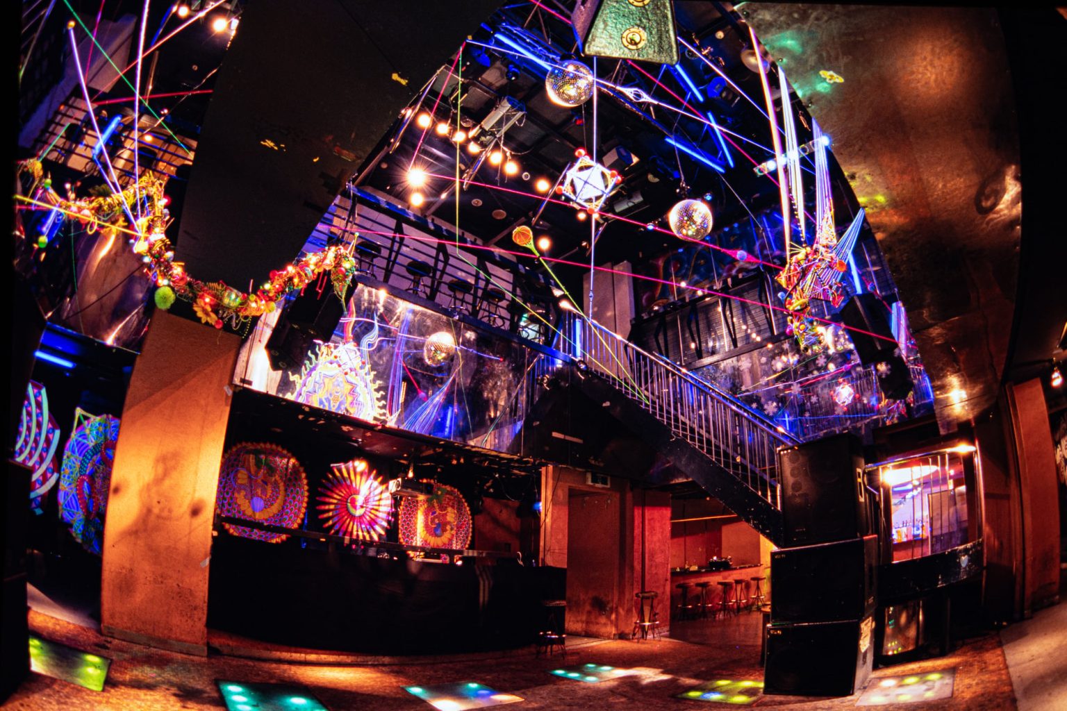 Manabe Kotaroが捉えた、日本の野外レイヴパーティの夜明け - TOKION