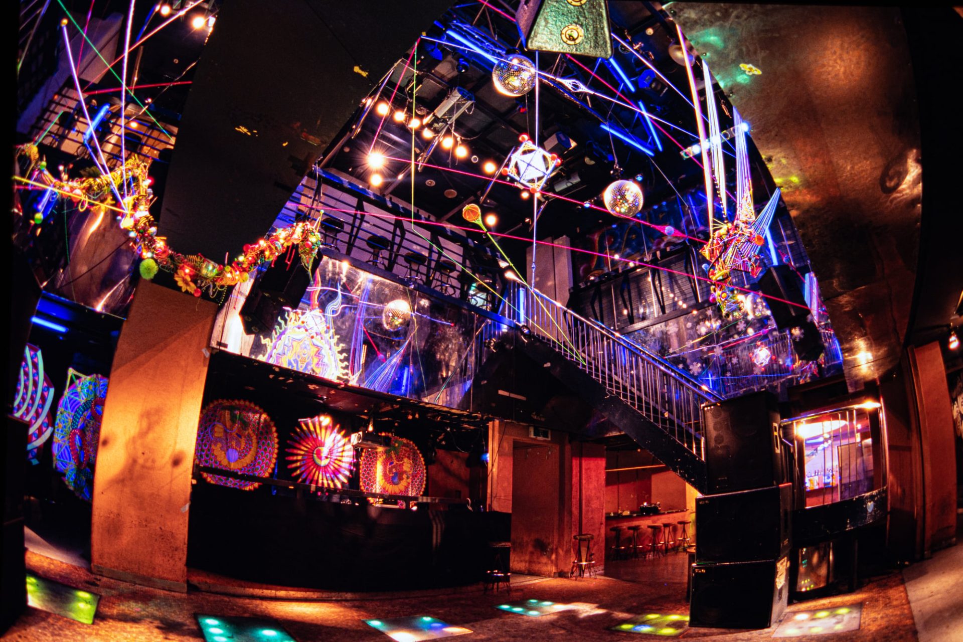 Manabe Kotaroが捉えた、日本の野外レイヴパーティの夜明け - TOKION