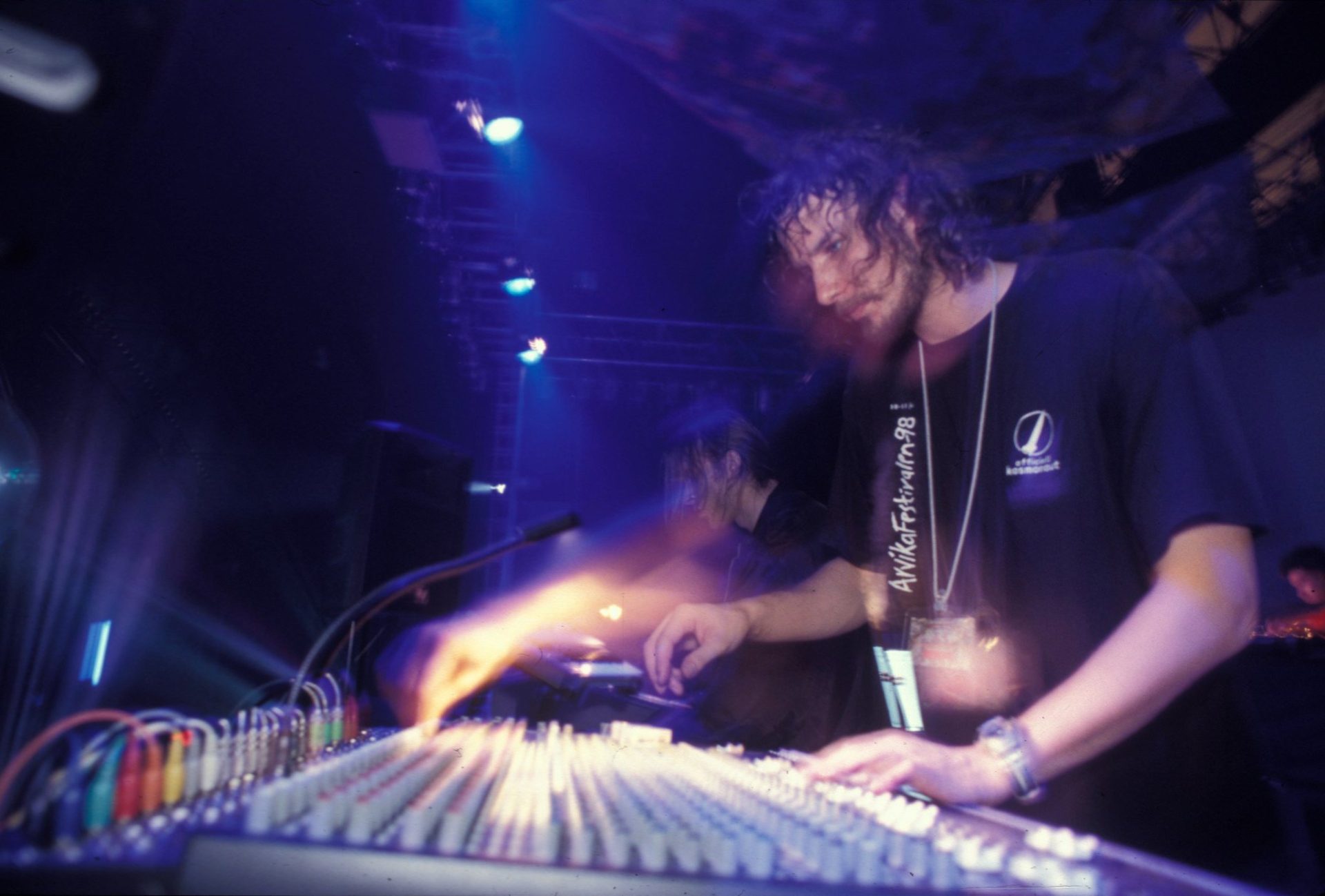 Manabe Kotaroが捉えた、日本の野外レイヴパーティの夜明け - TOKION