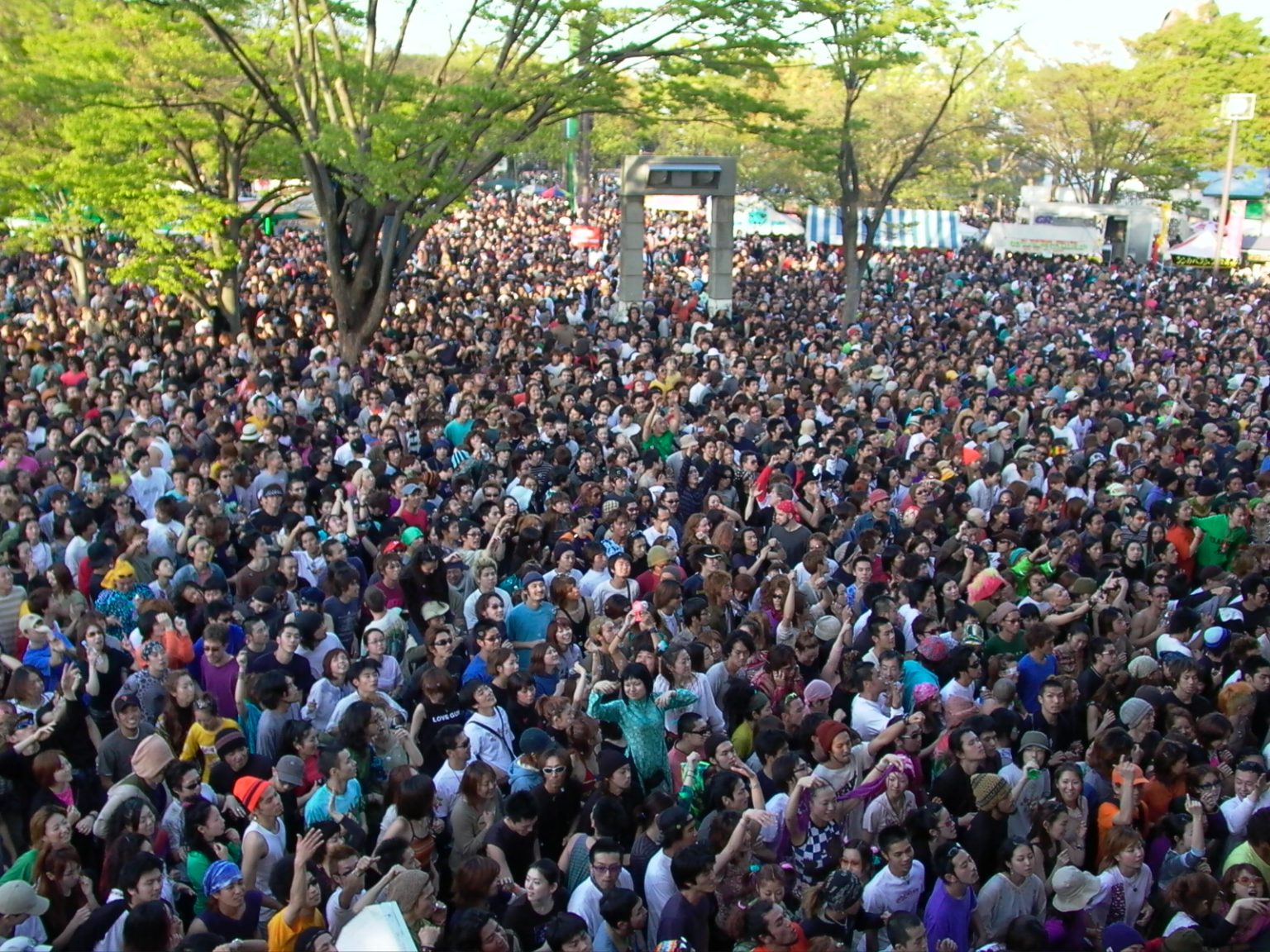 Manabe Kotaroが捉えた、日本の野外レイヴパーティの夜明け - TOKION
