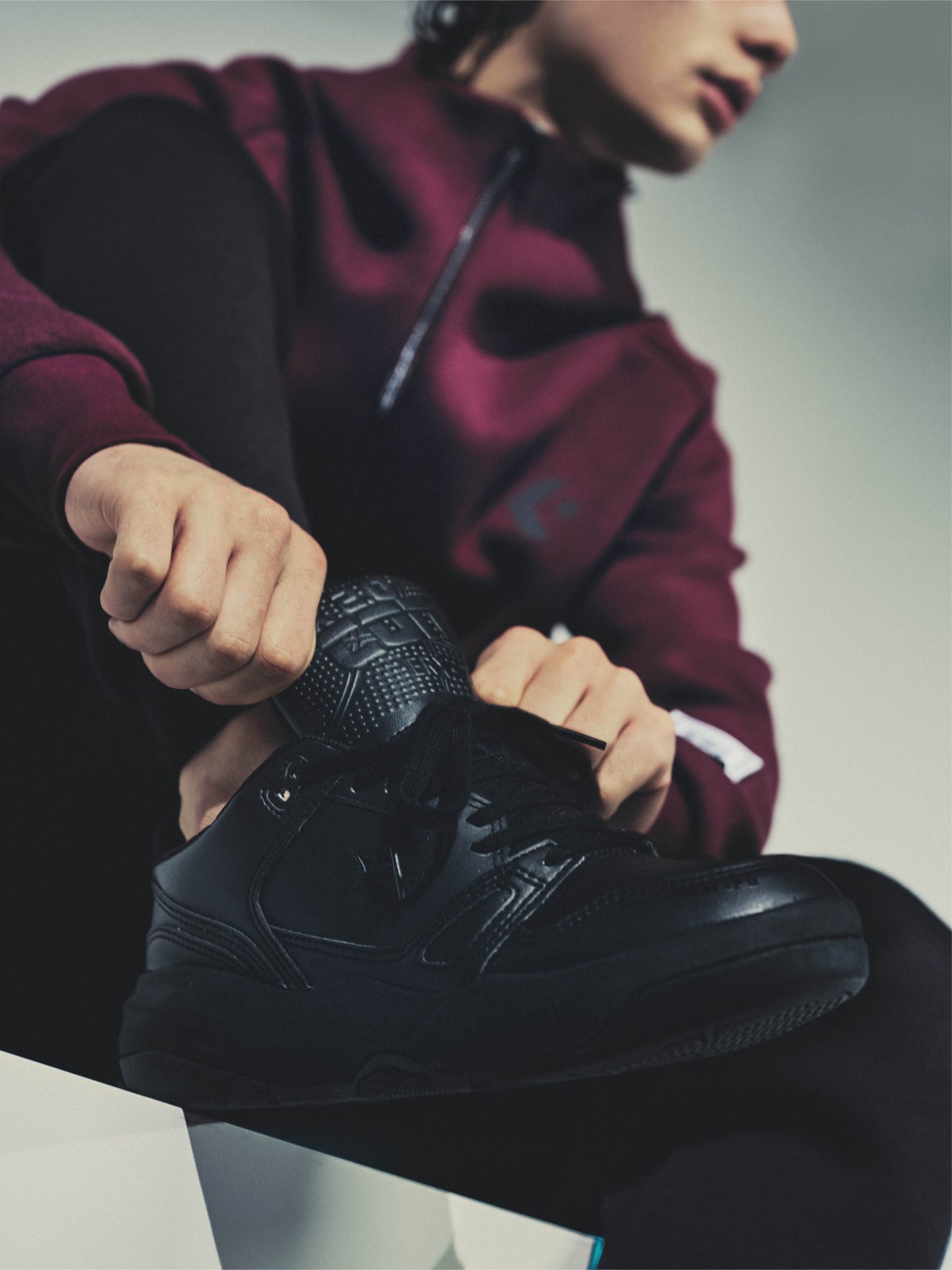 「フミト ガンリュウ」×「コンバース」コラボレーション第2弾シューズが発売 「コンバース」のアーカイブ”ERX 260”型を採用 - TOKION