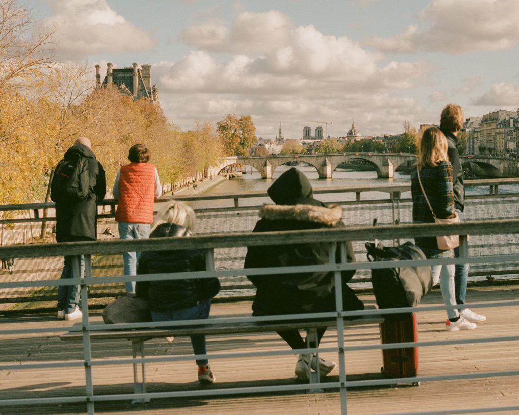 連載「The View My Capture」Vol.13 写真家・Sean Hazenがライフワークである旅の記録の中から写し出す「後ろ姿 ...