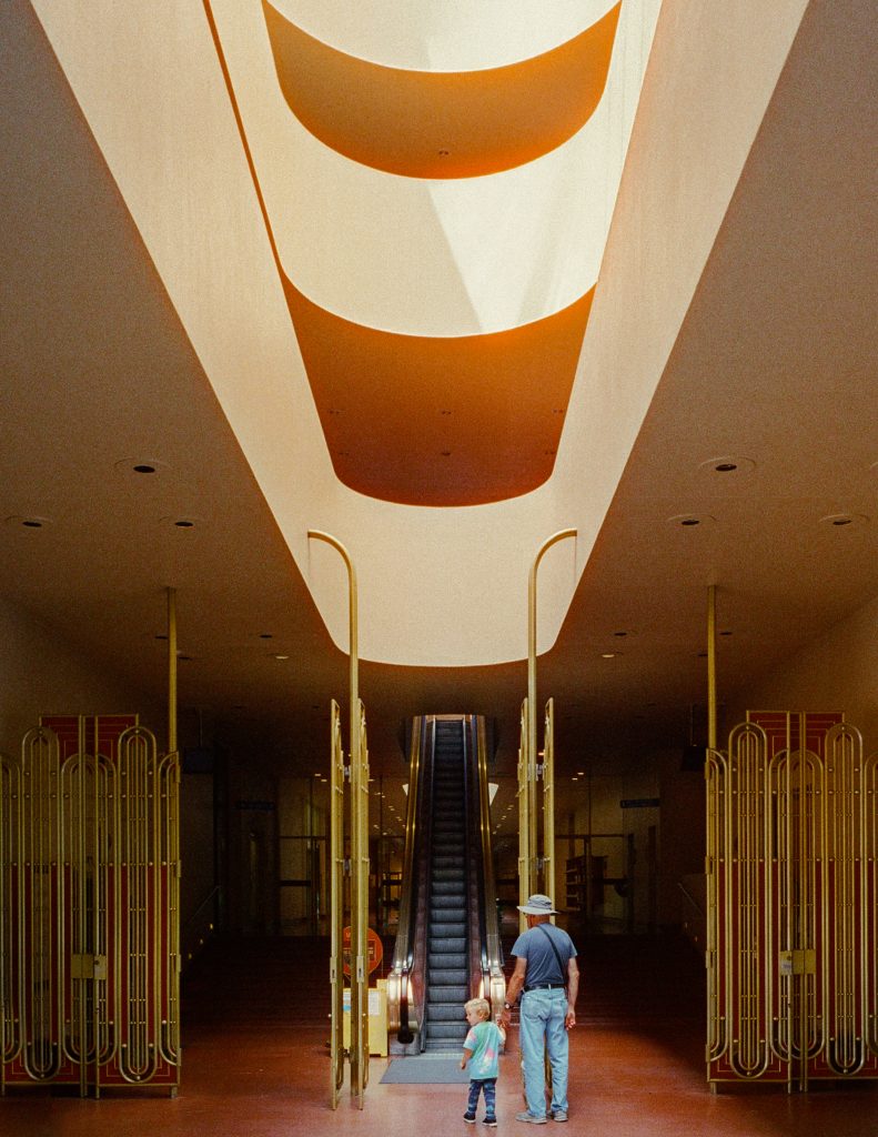 連載「The View My Capture」Vol.13 写真家・Sean Hazenがライフワークである旅の記録の中から写し出す「後ろ姿 ...