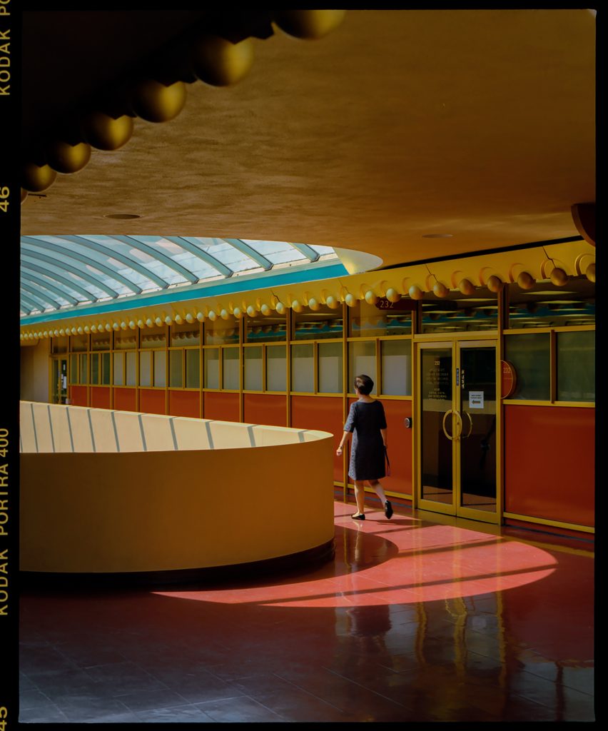 連載「The View My Capture」Vol.13 写真家・Sean Hazenがライフワークである旅の記録の中から写し出す「後ろ姿 ...