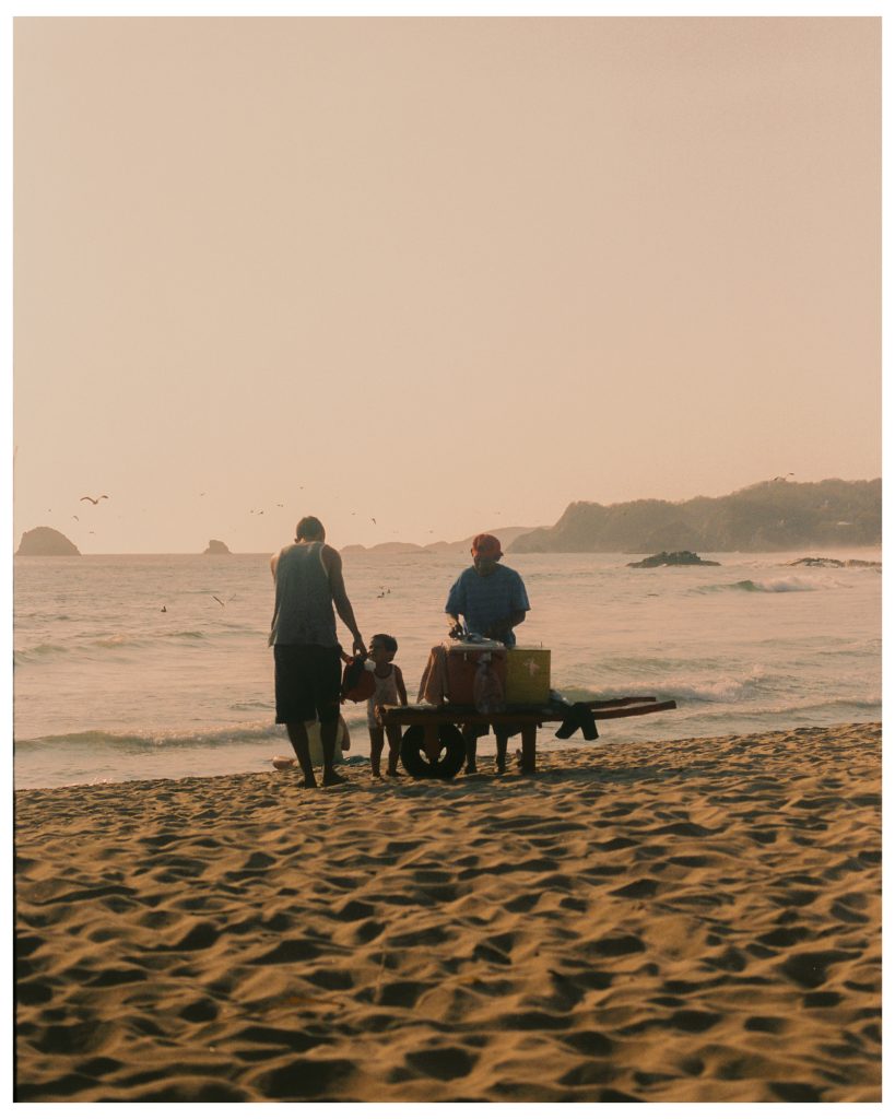 連載「The View My Capture」Vol.13 写真家・Sean Hazenがライフワークである旅の記録の中から写し出す「後ろ姿 ...